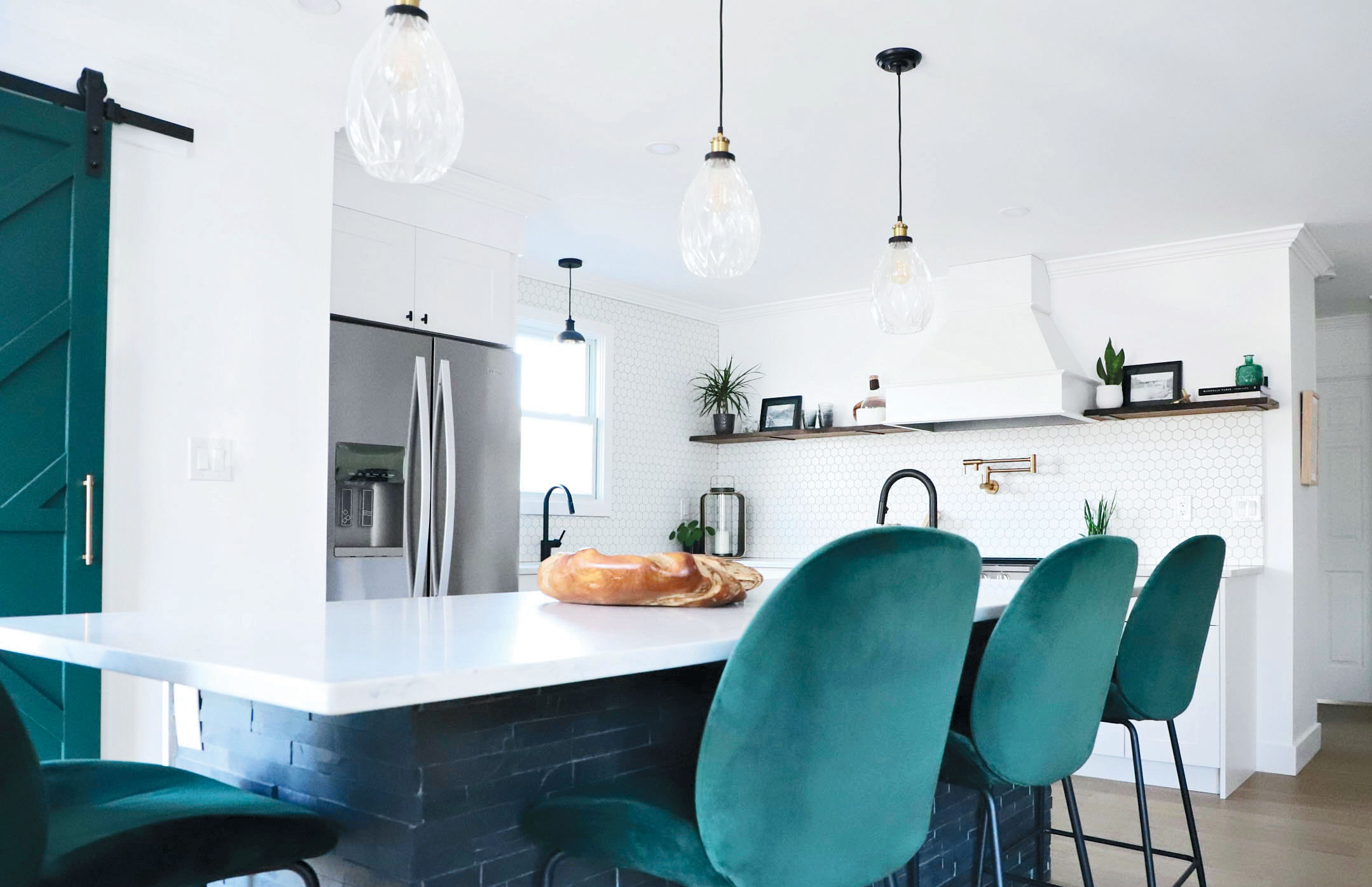 A dated kitchen gets a modern makeover | Reno + Decor